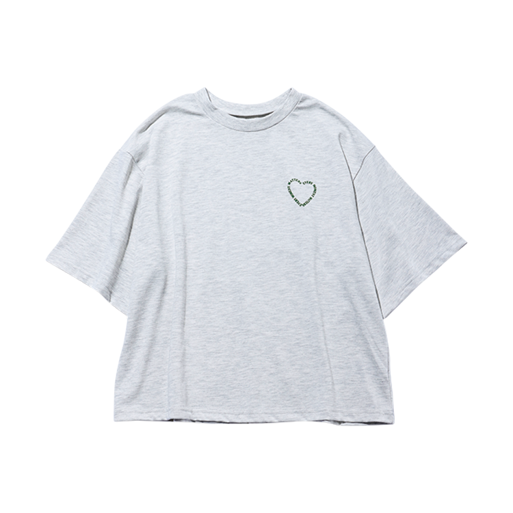 定番の“ロゴTシャツ”を上手に着回す！【金川紗耶】と学ぶレイヤード術♡ (2023年9月9日掲載) - Peachy - ライブドアニュース