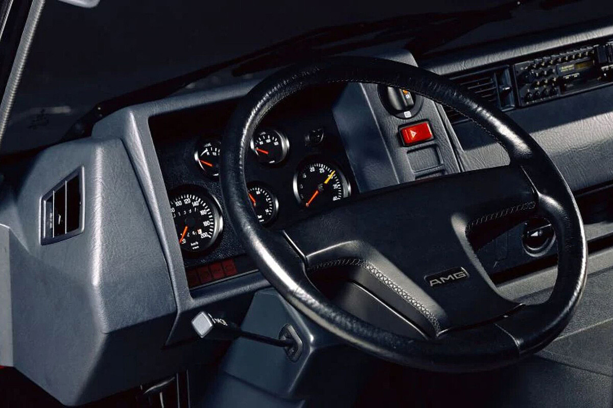 【画像】正真正銘AMGが販売した商用バン！ レースチームのトランスポーターから誕生した「MB100D」が異色すぎる 5/8 - ライブドアニュース