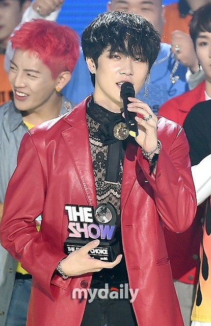 【画像】【PHOTO】JBJ出身キム・ドンハン、6/26放送「THE SHOW」でソロデビュー後初の1位を獲得…キム・ヨングクとハグ 9/13 - ライブドアニュース