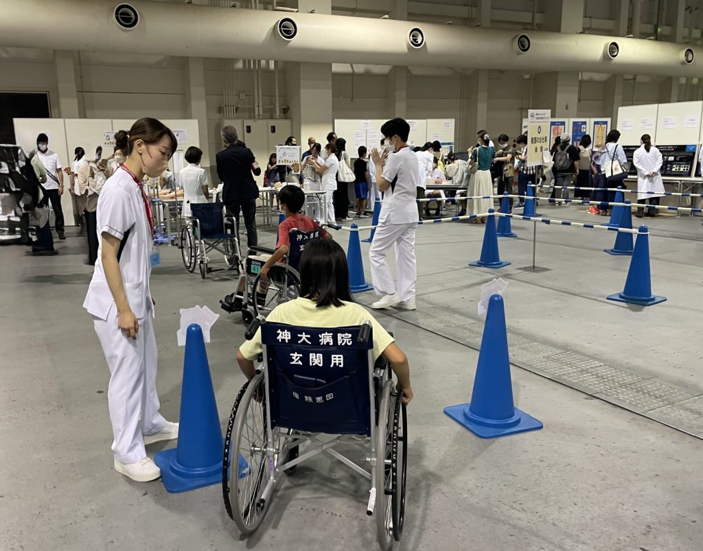 【画像】「hinotori」やDMATカーに驚き 最新医療機器を子どもたちが体験「医学を身近に感じて」 7/7 - ライブドアニュース