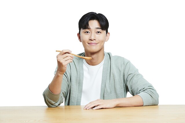 パク・ソジュン、4年ぶり日本向け撮り下ろし新CM！bibigo「王マンドゥやけたよ︕」「冷凍キムチ知ってる？」篇が10月14日（金）よりオンエア開始 - ライブドアニュース