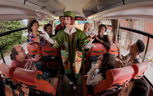 「バスガイド女将」篇！アイフル TVCM「凛とした女将」シリーズ第24弾 - ライブドアニュース