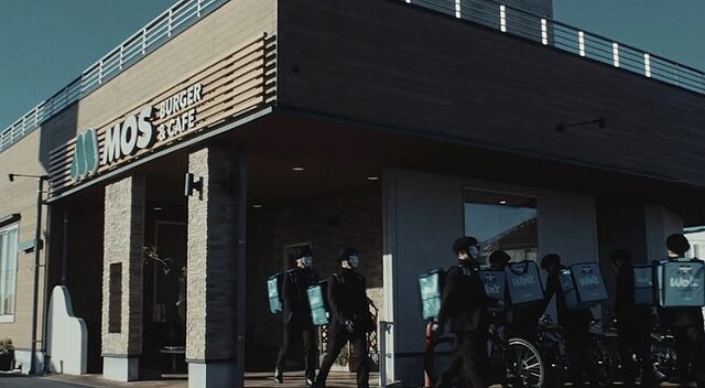 モスバーガー×Wolt×映画『シン・仮面ライダー』限定コラボグッズ“SHOCKERジャケット＆ステッカー”などプレゼント、ショッカー下級構成員の“店舗ジャック”も - ライブドアニュース