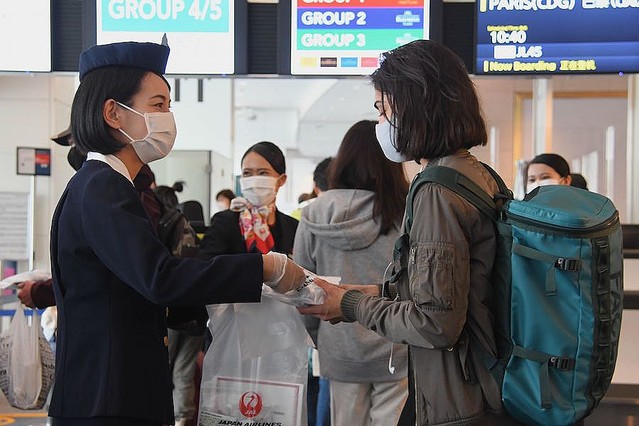 JAL、東京～パリ・ロンドン線60周年 就航当時の制服で利用客見送る (2021年6月6日掲載) - ライブドアニュース