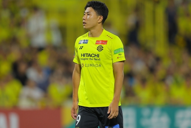 「こんな吹っ飛ぶの？ というくらい。DFはビックリしていると思う」柏OBの元日本代表FWが細谷真大の“鬼キープ”に驚き！ - ライブドアニュース