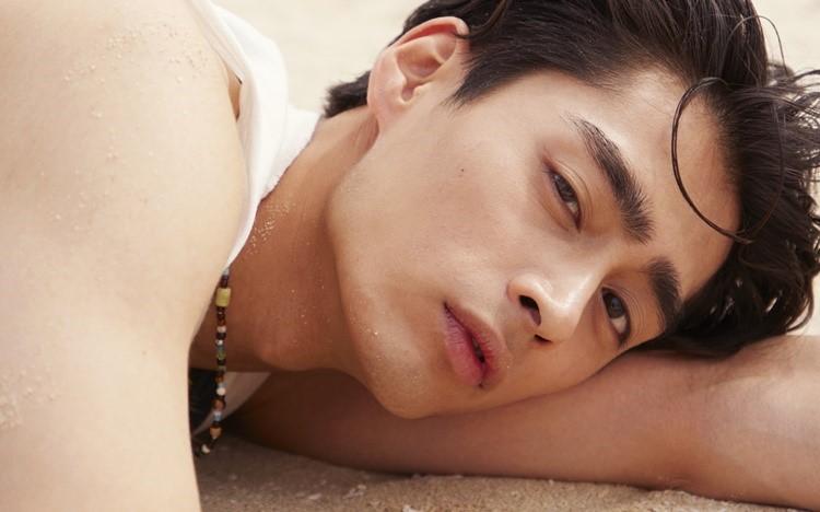 鍛え抜かれたボディと水がビーチで絡み合う！濱尾ノリタカ1st写真集「H3O」発売 (2023年9月14日掲載) - ライブドアニュース