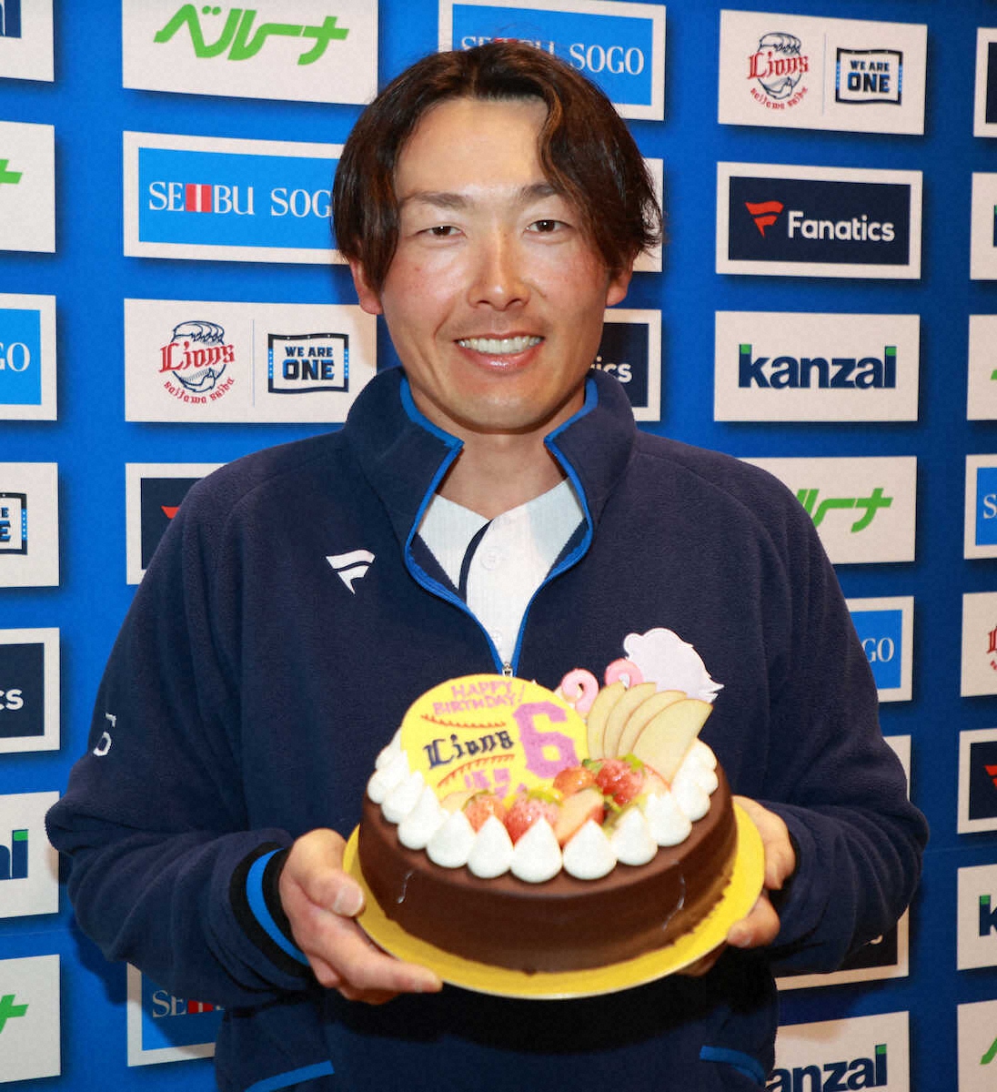 【画像】西武・源田 32歳バースデーの誓い「しっかり声を出して引っ張る」17日に今季初実戦の紅白戦 - ライブドアニュース