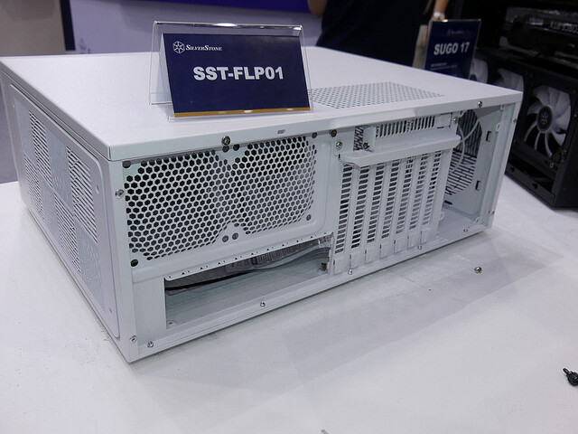 COMPUTEX TAIPEI 2023 - SilverStone、9801風？ まるでフロッピー付きのレトロPC風ケース「SST ...
