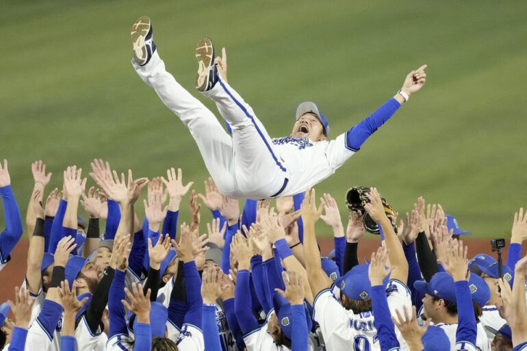 DeNAが26年ぶり日本一 三浦監督涙「98年優勝してからなかなか勝てずに…」 - ライブドアニュース