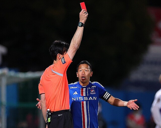 「絶対1発はねぇーだろう！」「DF誰も競れなくなる」横浜OBが永戸勝也の退場を疑問視。指揮官は「審判も難しかったと思う」 - ライブドアニュース
