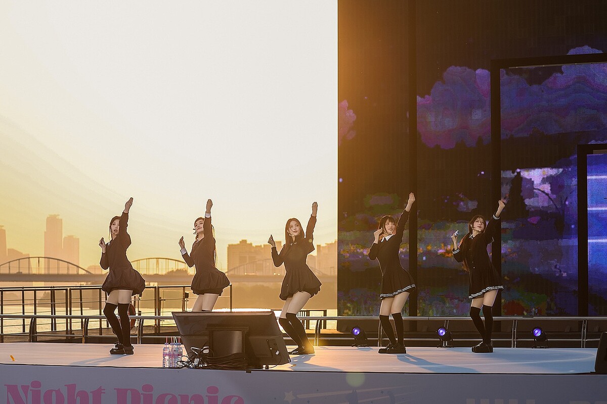 【ライブレポート】ILLIT、夕日が沈む漢江をバックに「Billyeoon Goyangi (Do the Dance)」初披露 (2025年6月19日掲載) - ライブドアニュース