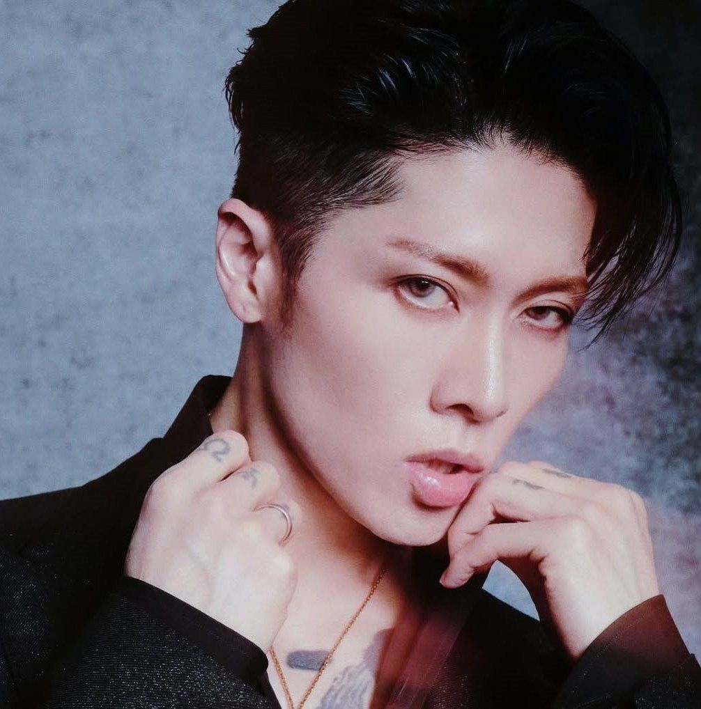 「カッコイイ家族」ギタリストMIYAVI、新年顔出しファミリーショット公開に「なんてステキな家族写真」「今年も元気頂きます」の声 - ライブドアニュース