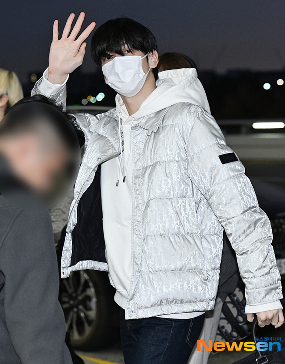 【PHOTO】TOMORROW X TOGETHER「2023 MAMA AWARDS」出演のため日本へ出国 (2023年11月26日掲載) - ライブドアニュース