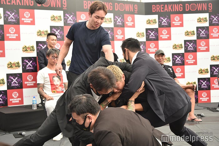 「BreakingDown9」会見中に乱闘勃発 朝倉未来「結構疲れちゃった」 (2023年8月25日掲載) - ライブドアニュース