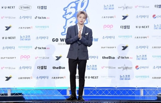 【PHOTO】Wanna One出身ハ・ソンウン「2020 SOBA」ブルーカーペットに登場 (2020年8月13日掲載) - ライブドアニュース