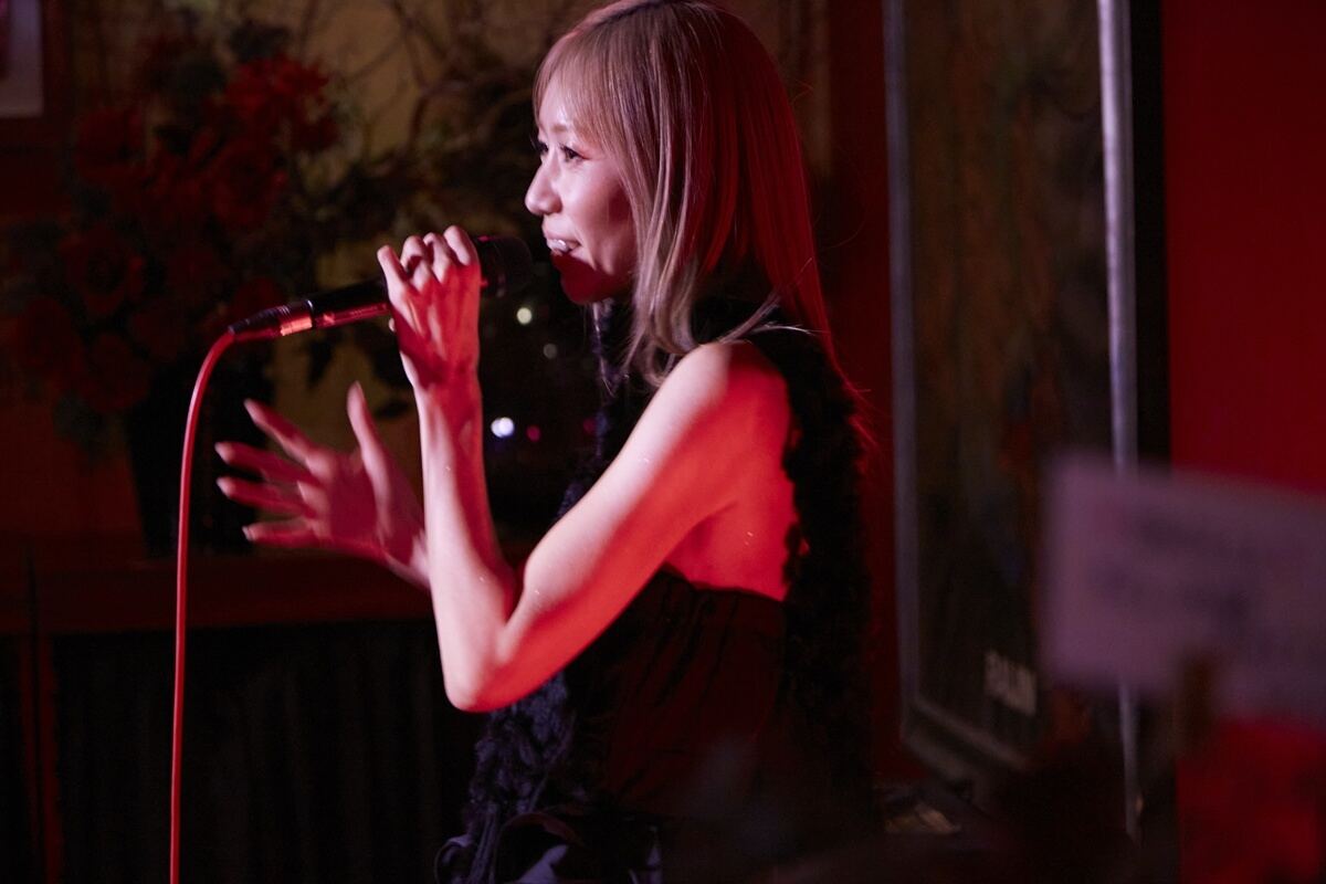 「20世紀最後の大型新人」shelaが22年ぶりにワンマンライブ――復活までの紆余曲折と手に入れた“新たな強さ” - ライブドアニュース