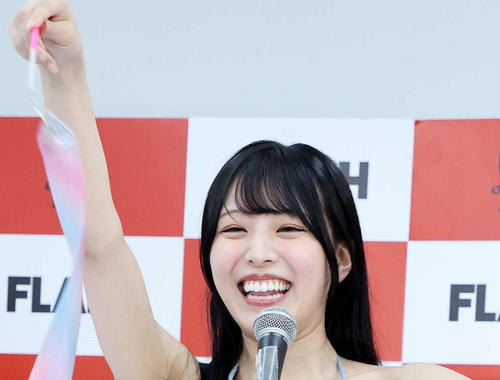 【ミスFLASH】りさありさY字バランスでリボン操り熱唱 尾崎明日香は司会芸人のお尻に蹴り - ライブドアニュース