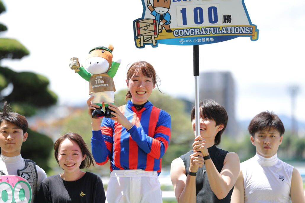 永島まなみ騎手 JRA通算100勝達成…「現状に満足せず頑張りたい」 (2024年7月6日掲載) - ライブドアニュース