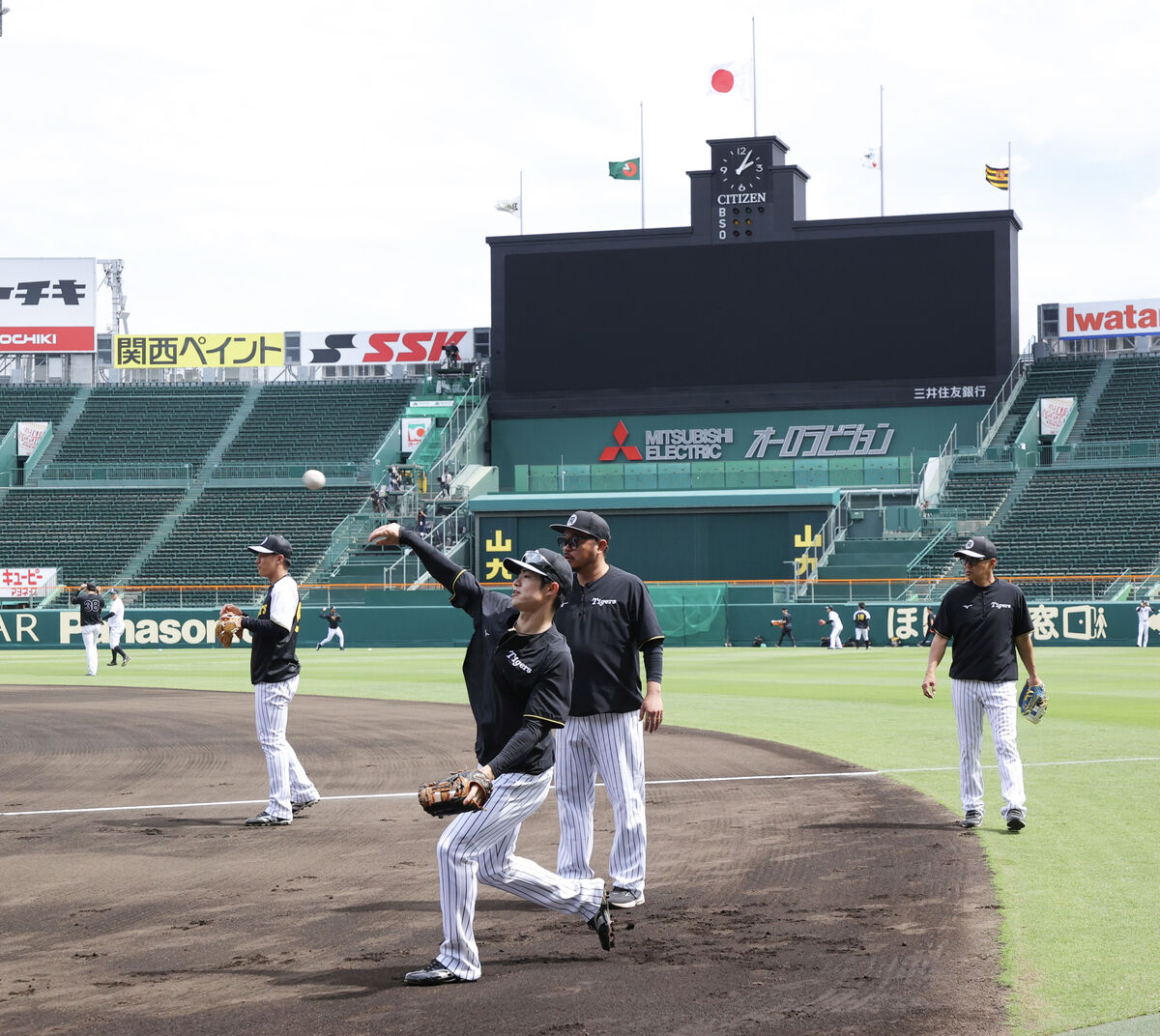 【阪神】長嶋茂雄さん、ありがとう…甲子園で追悼 半旗掲げられ試合前に長嶋さんの映像や黙とう - ライブドアニュース