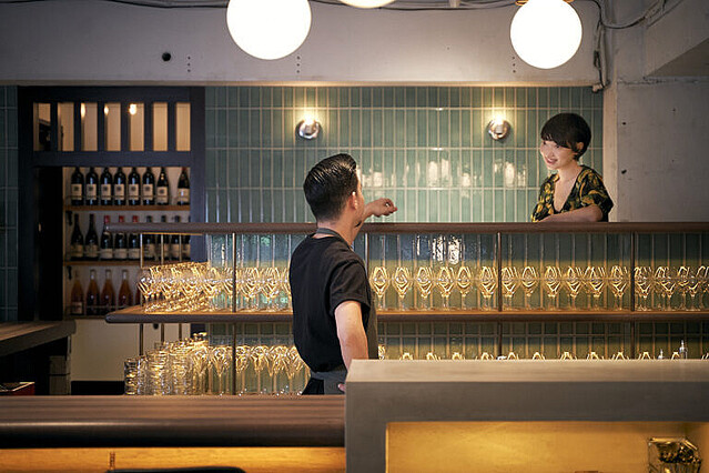 渋谷〈swrl. [wine cocktail ＆ kitchen]〉のバーテンダー・徳満 亮太さん～児島麻理子の「TOKYO、会いに行きたい ...