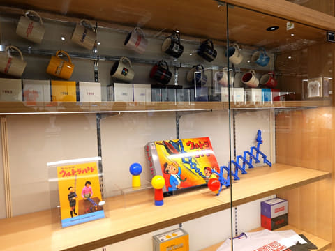 「ニンテンドーミュージアム」グッズコーナー撮りおろし！ ファミコンにWiiなど歴代ハードモチーフグッズが大展開限定ビジュアル使用アイテムも ...