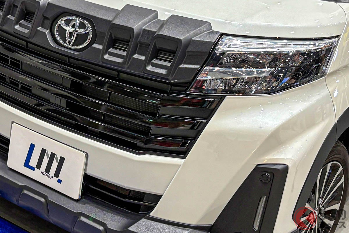 トヨタ「ルーミー”SUV“」!? 超タフ顔の「スライドドア”ワゴン“」が登場し話題に！ 全長3.7m級の「model LMクロスオーバーランド」に「欲しい」「カッコイイ！」の声も ...