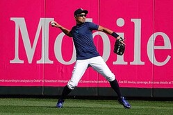 【MLB】49歳イチロー氏の軽快守備「現役時代の映像かと」 80mの遠投も…驚愕の声「世界一若い」 - ライブドアニュース