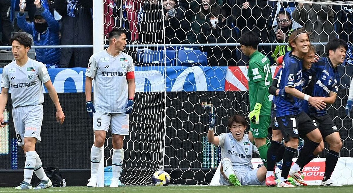 J1で14年ぶりの連敗発進 アビスパ福岡がパナスタ吹田で初黒星 26歳DFは幻のJ1初ゴール 見木友哉が反撃弾も - ライブドアニュース