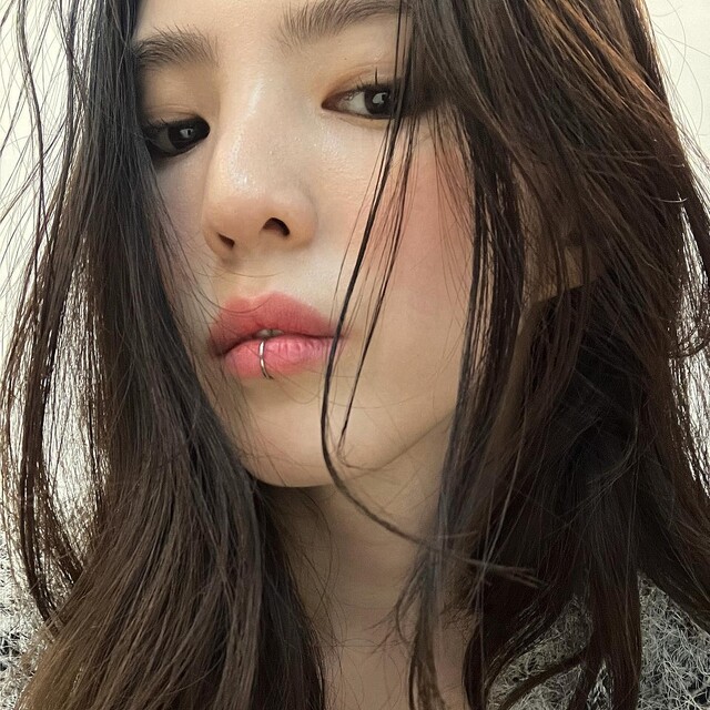 【画像】ハン・ソヒ、魅力溢れる近況ショットを公開…口ピアスに注目集まる 1/2 - ライブドアニュース