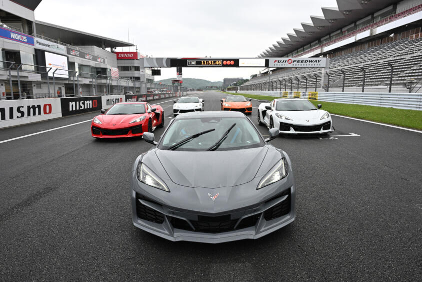 富士のホームストレートを埋め尽くす235台のシボレー！ コルベットZ06コンバーチブルも公開された「シボレー・ファンデー2025」を開催 ...