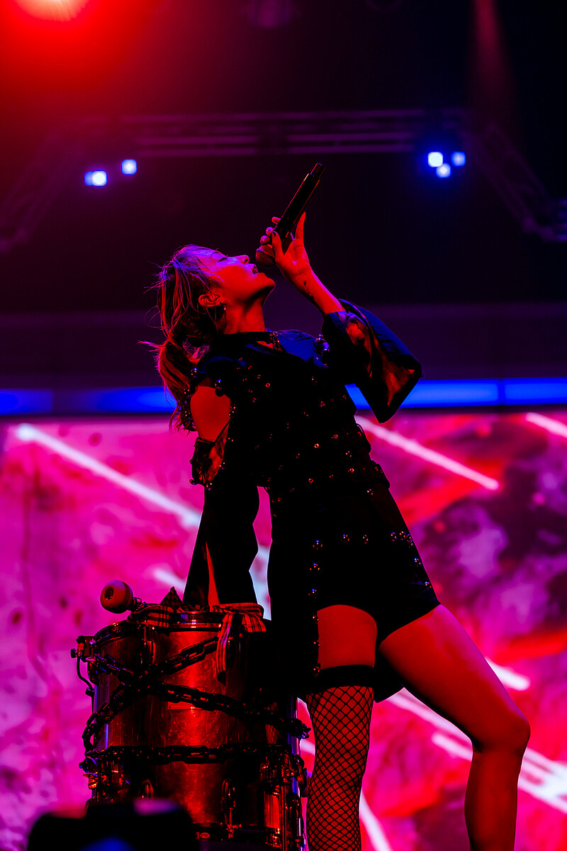 完全体の“いい日”を取り戻し、本物の“アーティスト”LiSAという存在を轟かせたステージを振り返る――全国ホールツアー“LiVE is ...