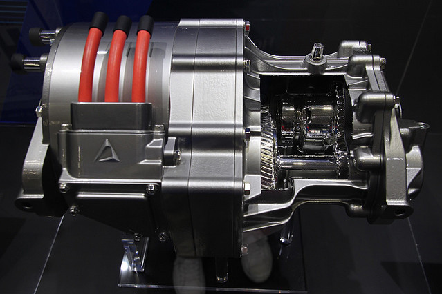 トヨタの次世代4WD「E-Four」は、高速までモーター走行が可能。PHV、EV化にも対応か？【人とくるまのテクノロジー展2018】 - ライブドアニュース