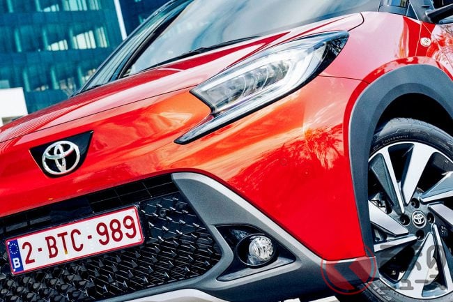 トヨタ「“最小”SUV」がスゴい！ 全長3.7mの「ちょうどイイサイズ」！ 斬新“黒”2トーンもカッコいいしMTもアリ！ 欧州モデル「アイゴX」日本導入の可能性とは - ライブドアニュース