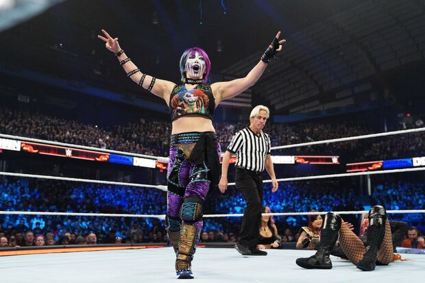 【WWE】アスカが制御不能！「人生最愛の人」ベイリーと急造タッグで…過剰なベタベタぶり (2023年11月26日掲載) - ライブドアニュース