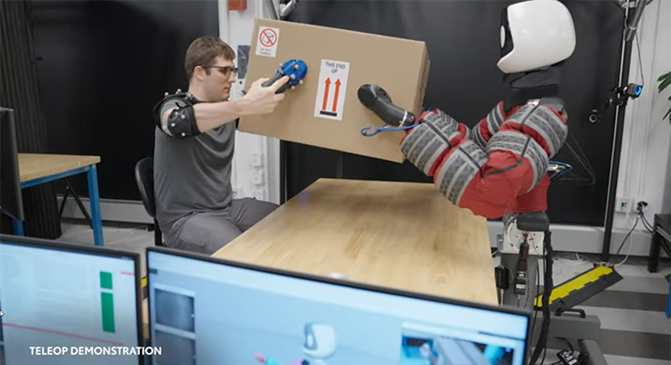 トヨタが手と胸を器用に使うソフトロボット「Punyo」(ぷにょ)の動画を公開 人の行動を助ける柔らかい操作研究用ロボット - ライブドアニュース