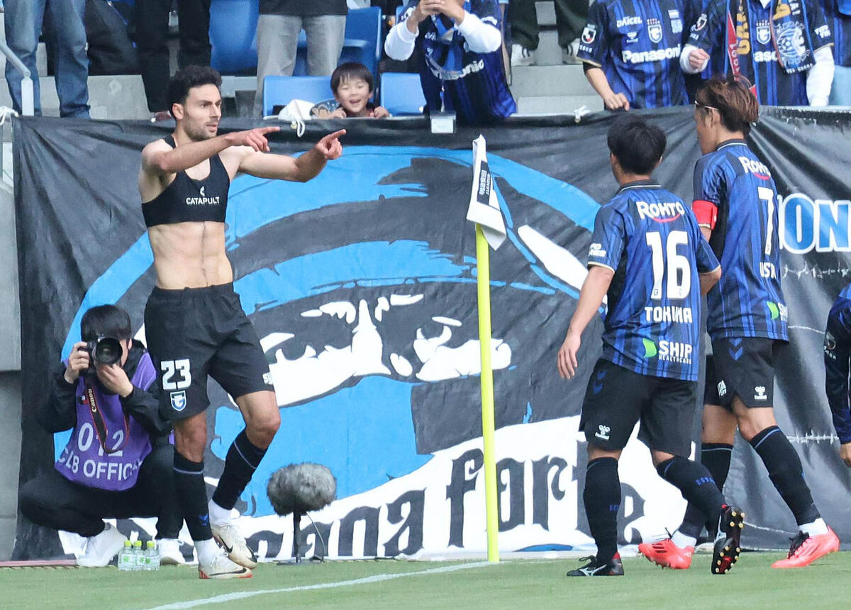 【画像】G大阪、FWデニスヒュメットの1G1Aの大暴れ FW宇佐美貴史にもゴールが生まれる…J1第13節 - ライブドアニュース