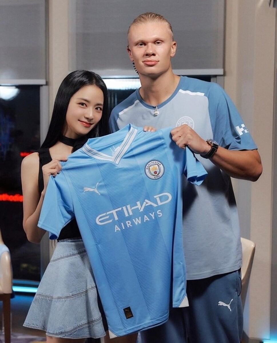 BLACKPINK ジス、世界的なサッカー選手アーリング・ハーランドと対面！笑顔の2ショット公開 - ライブドアニュース