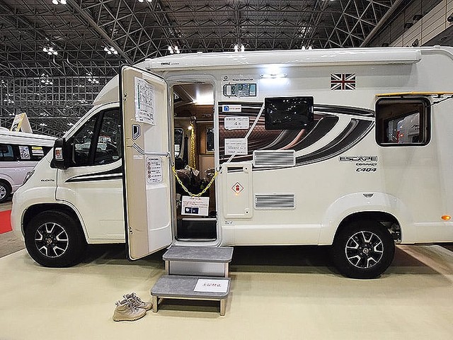 ヨーロッパのオシャレなリビングをキャンピングカーで再現！トーザイアテオ「Swift ESCAPE Compact C404」 - ライブドアニュース