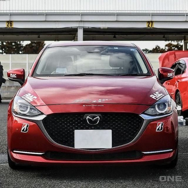 27歳現役レーサーが選ぶMT車”MAZDA2″は、洗練されたデザインと軽快な走行性能が魅力 - ライブドアニュース