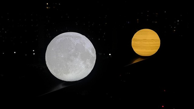 机の上で自立回転する不思議な惑星ランプ「The Dancing Planet Lamp by Levimoon」 - ライブドアニュース