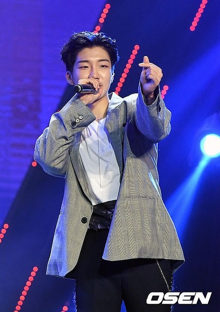 【画像】【PHOTO】WINNER「V HEARTBEAT」オープニングショーでステージを披露…ベトナムのファンと熱いひと時を過ごす 8/24 ...