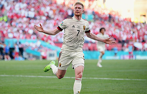 左眼窩骨折から復帰のデ・ブライネが1G1Aと躍動！逆転勝利のベルギーが決勝トーナメント進出を決める《ユーロ2020》 (2021年6月18日掲載) - ライブドアニュース