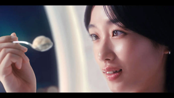 森永乳業 「モウ」の新CM公開中 リッチプレミアムな味わい表現 - ライブドアニュース