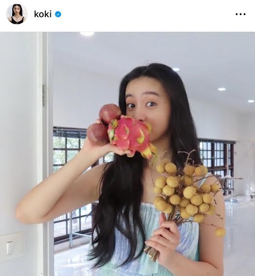 Koki，「地元のフルーツを沢山食べました」バンコクでの無邪気な笑顔のオフショットがステキ！ - ライブドアニュース
