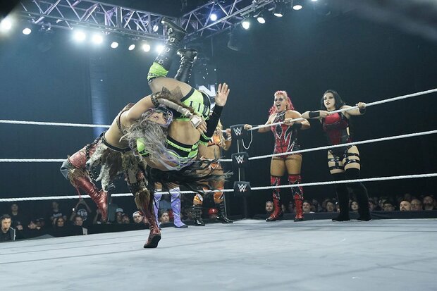 【WWE】ジュリアが〝伝説の会場〟で大暴れ 宿敵コーラをボコボコに - ライブドアニュース