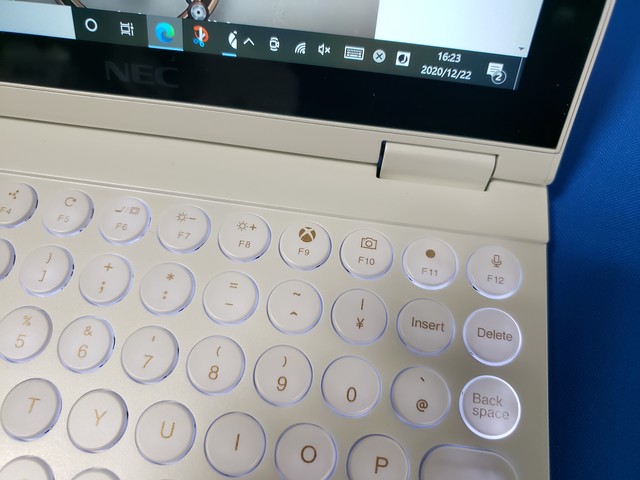 NEC 8型UMPC『LAVIE MINI』写真レポ。独特配列のキーボードや合体機構など見どころ多数 - ライブドアニュース