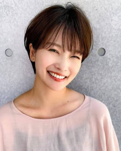 大人世代のイメチェンに。顔型・骨格問わずに似合わせやすい【分け目なしショートヘア】 - Peachy - ライブドアニュース