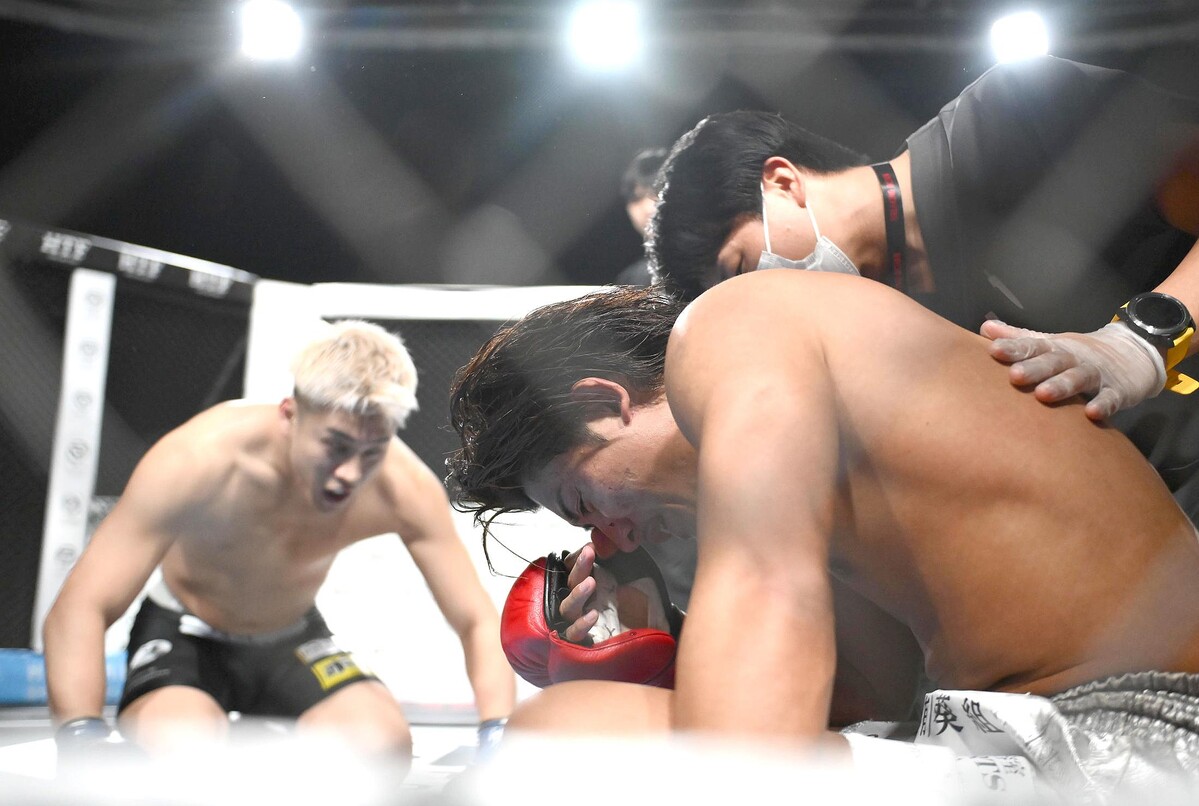 「喧嘩ニキ」が失神KO負け リングに大の字に…BD連敗喧嘩自慢対決は虎之介が戦慄の右拳でKO勝ち 4連敗の井上力斗、天仰ぎ呆然 - ライブドアニュース