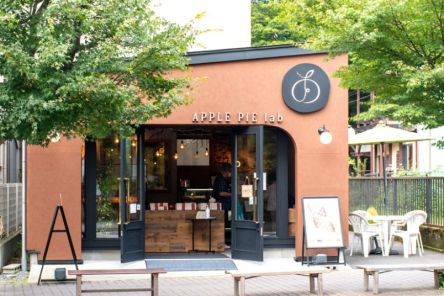 【軽井沢】南信州の恵みがたっぷり！2022年3月オープンのアップルパイ専門店「APPLE PIE lab軽井沢（アップルパイラボ）」 - ライブドアニュース