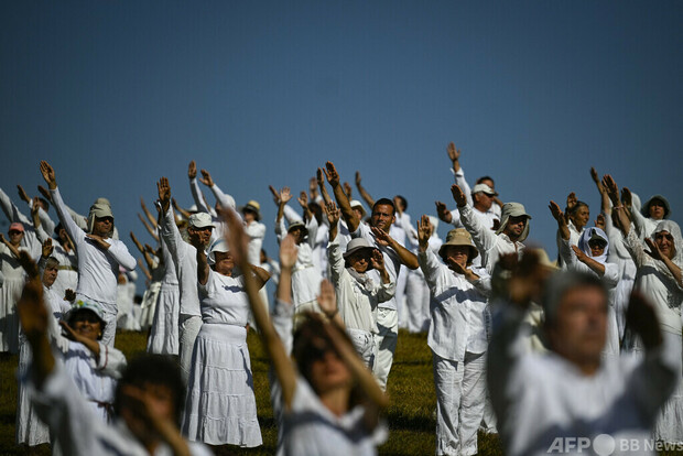 【今日の1枚】盆踊りにも似た瞑想ダンス、ブルガリアの山頂で - ライブドアニュース